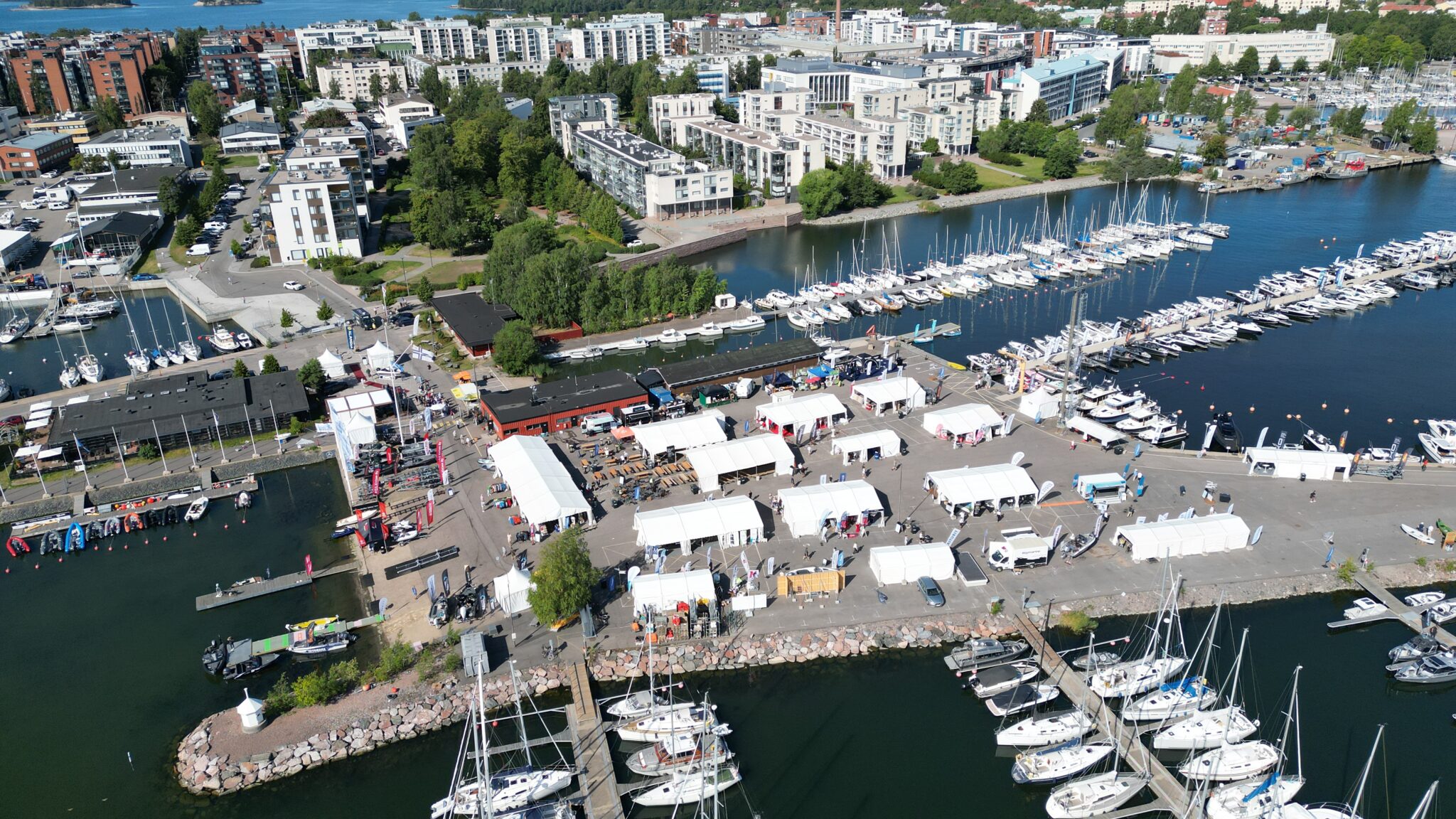 Helsingin Uiva venenäyttely | Uiva Flytande