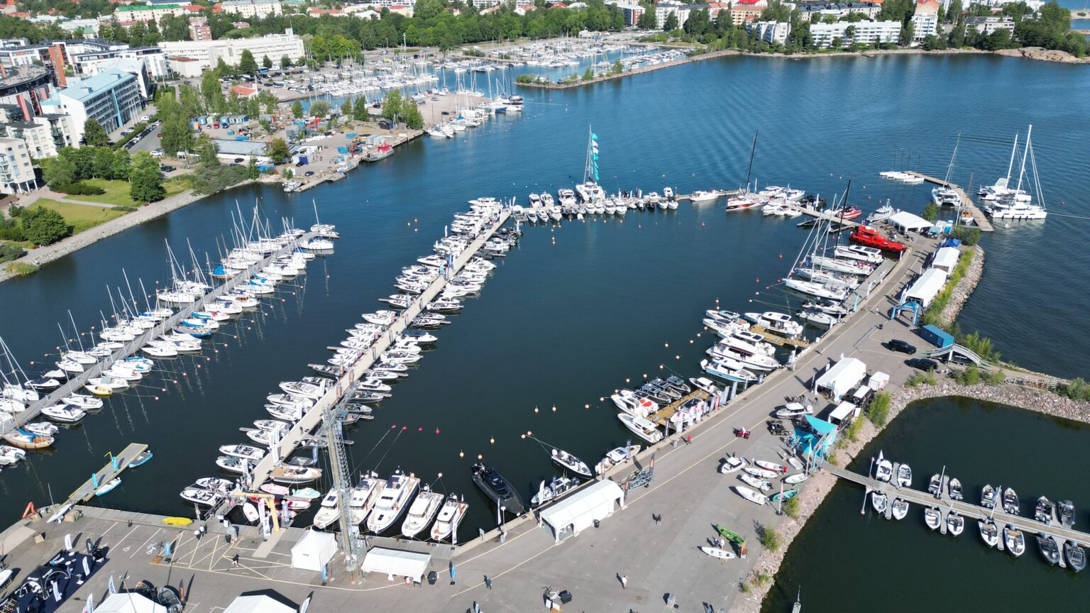 Helsingin Uiva venenäyttely | Uiva Flytande