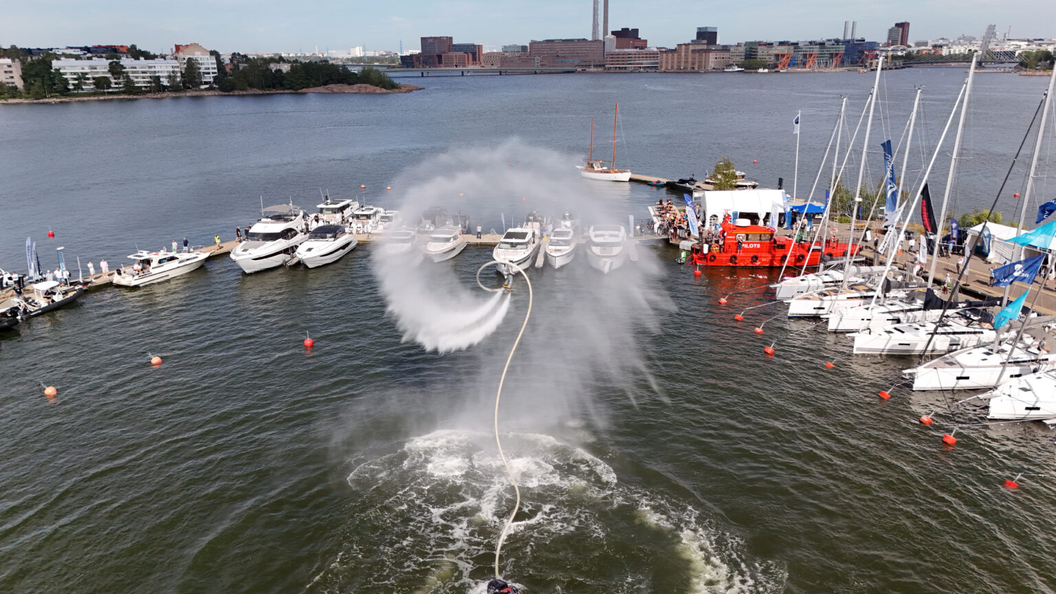 Helsingin Uiva venenäyttely | Uiva Flytande