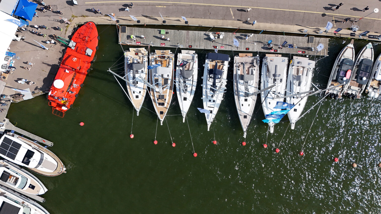 Helsingin Uiva venenäyttely | Uiva Flytande