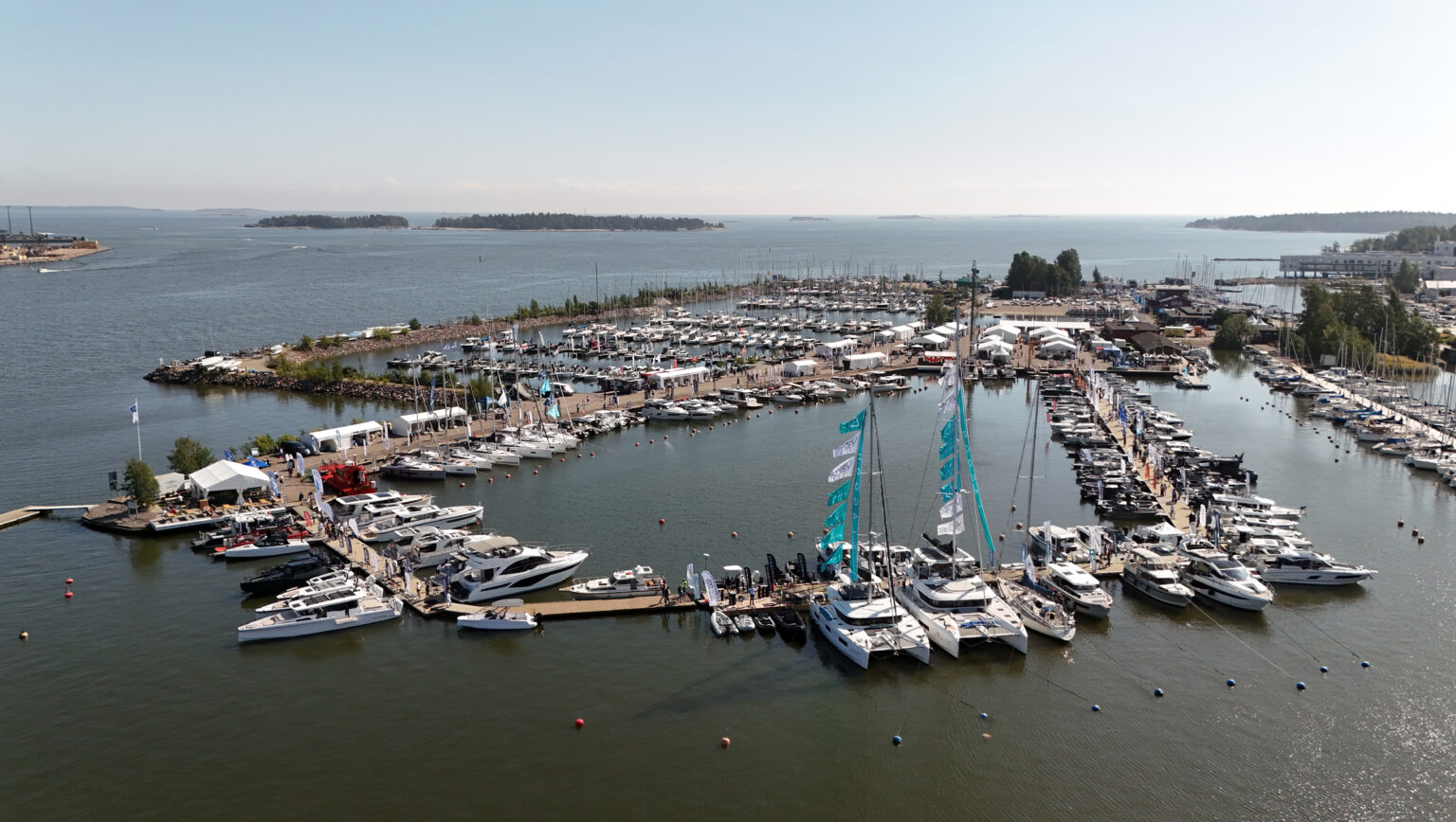 Helsingin Uiva venenäyttely | Uiva Flytande