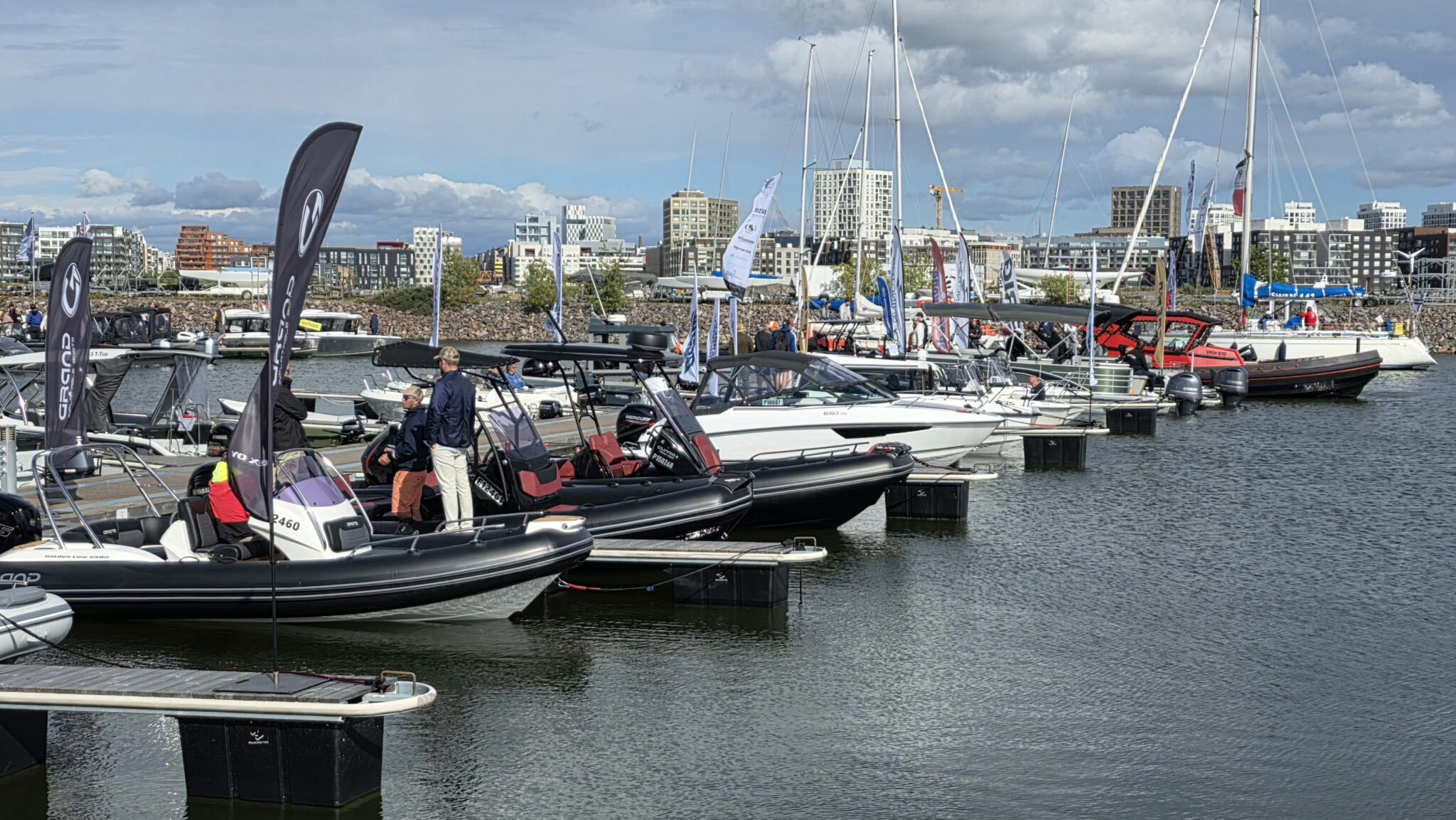 Helsingin Uiva venenäyttely | Uiva Flytande
